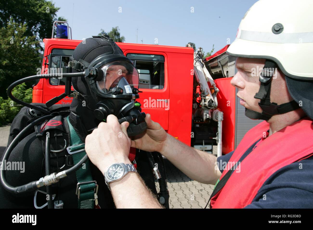 DEU, Federal Republic of Germany, Berlin: Rescue diver of the Berlin ...