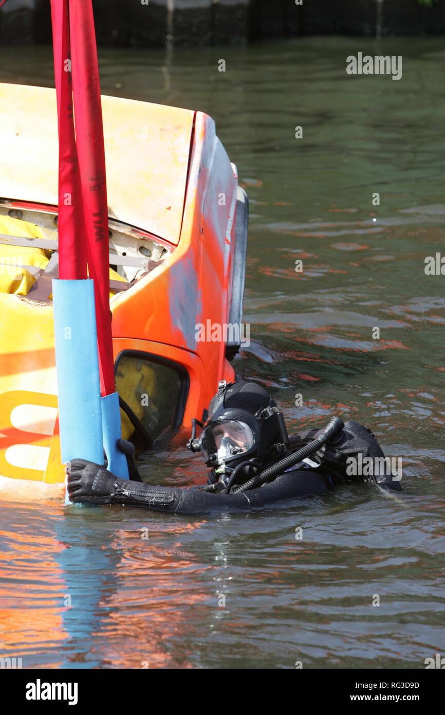 DEU, Federal Republic of Germany, Berlin: Rescue diver of the Berlin ...