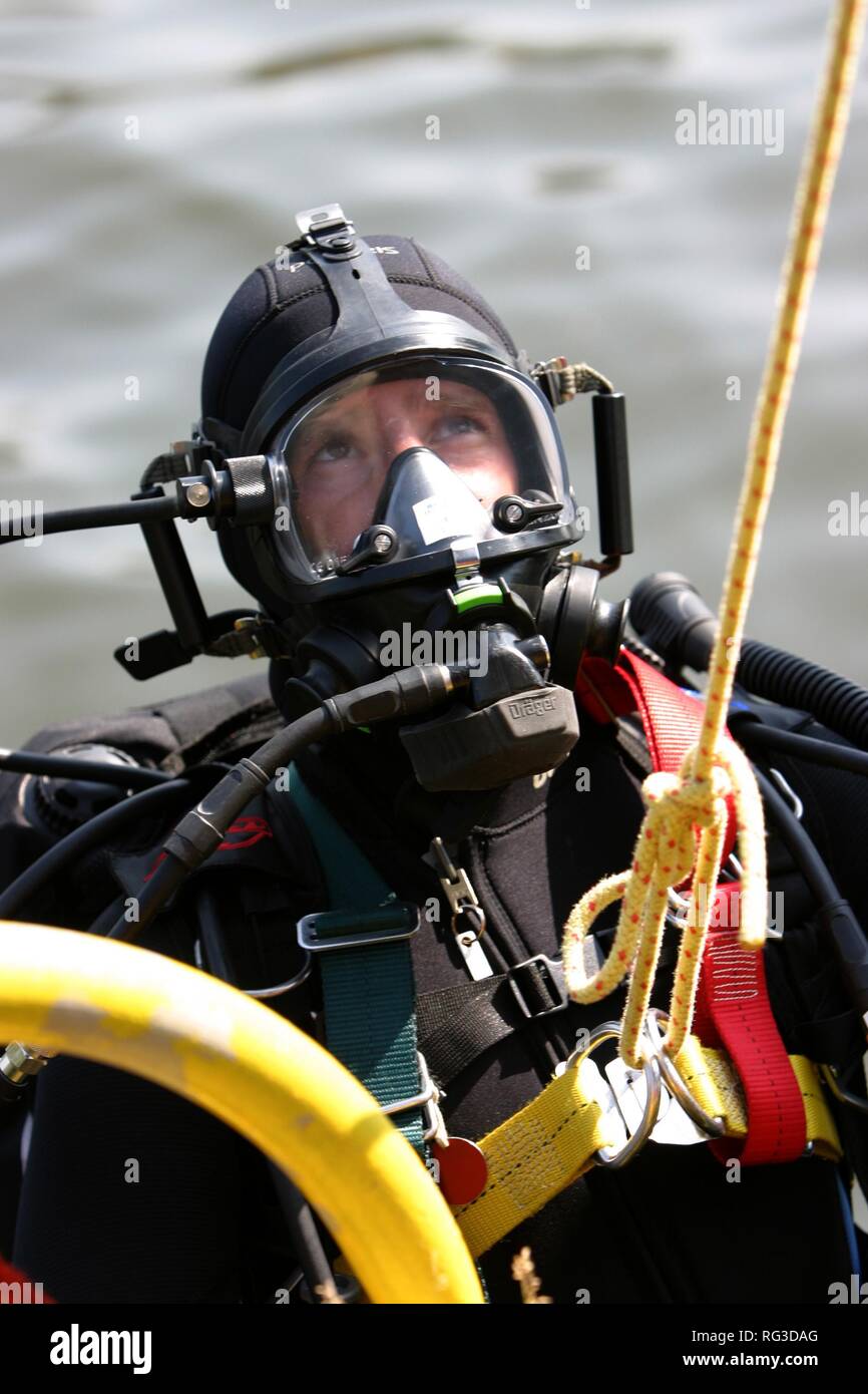 DEU, Federal Republic of Germany, Berlin: Rescue diver of the Berlin ...