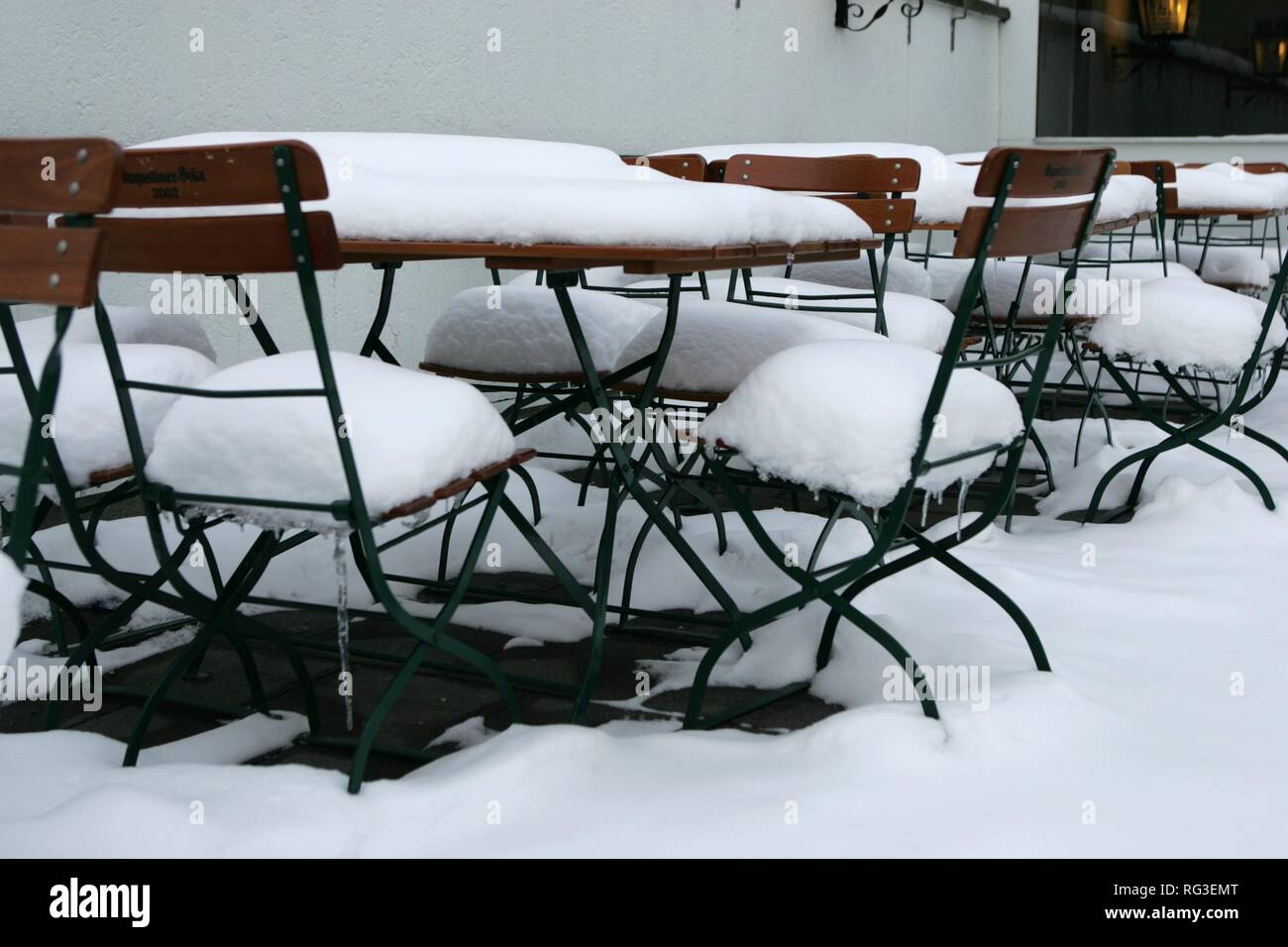 Snow covered chairs and tables hi-res stock photography and images - Alamy