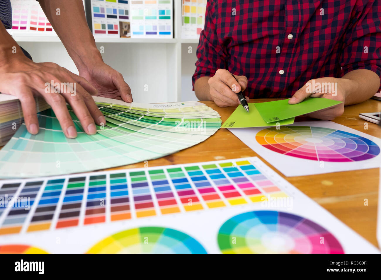 Graphic designers choose green tones from the color bands to design ... Graphic designers choose green tones from the color bands to design ...
