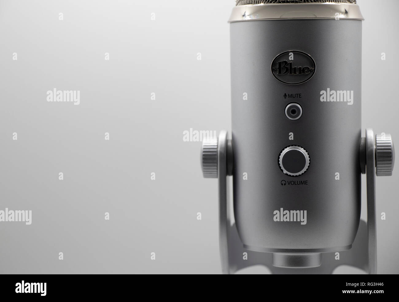 Blue microphone hi-res stock photography and images - Alamy
