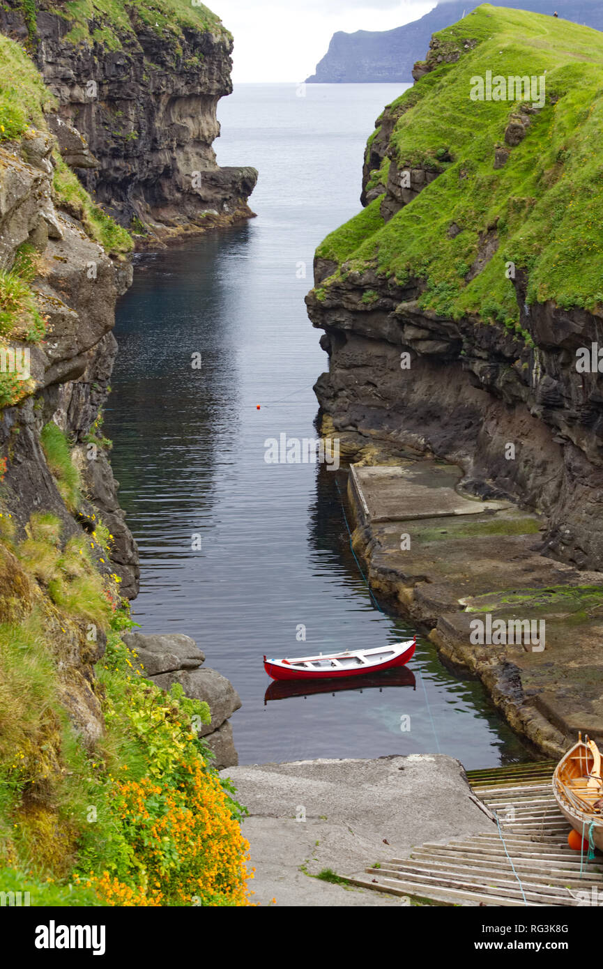 Boat in channel between hi-res stock photography and images - Alamy