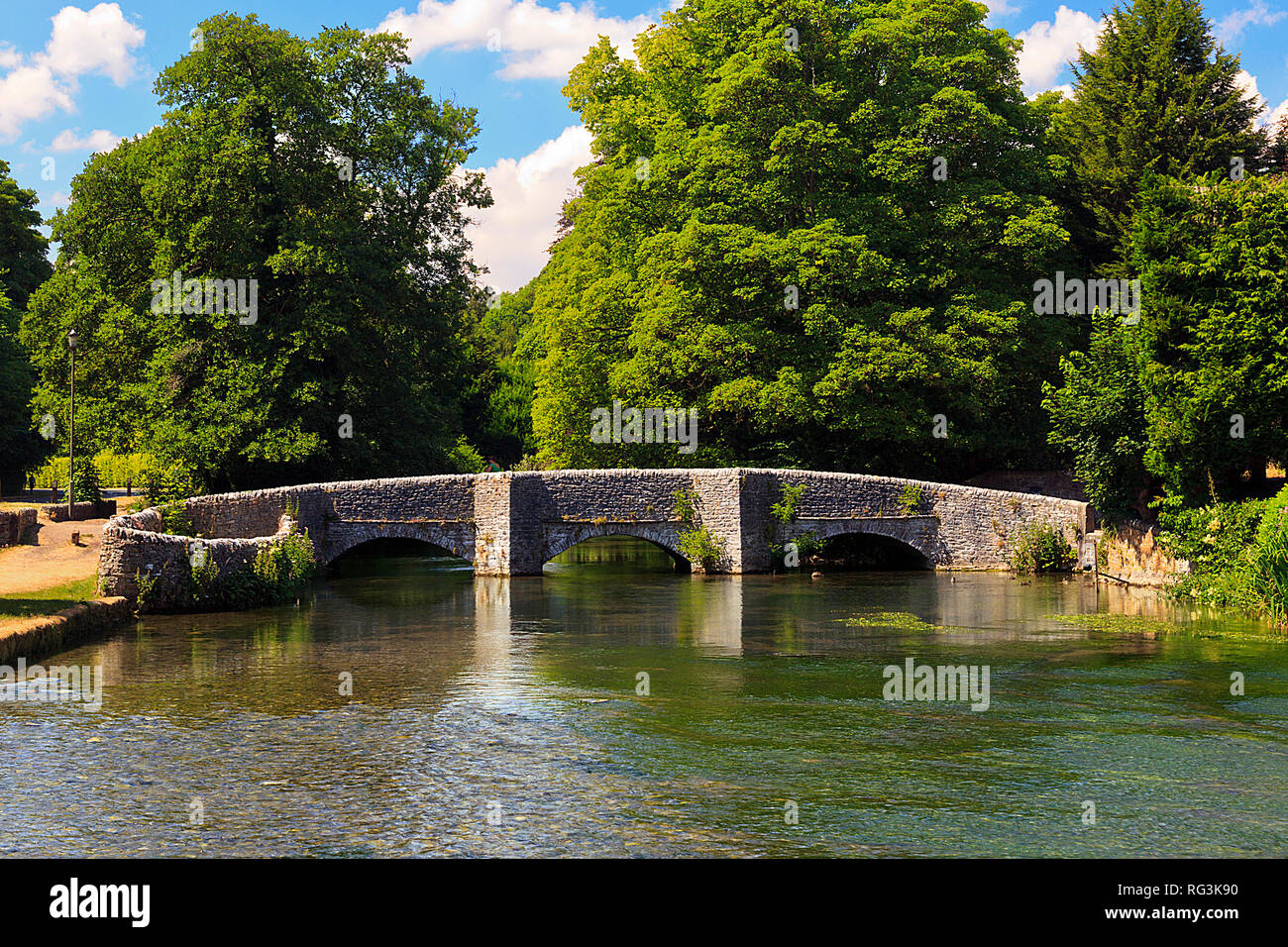 Medieval Sheepwash Bridge over the River Wye at Ashford in the Water ...