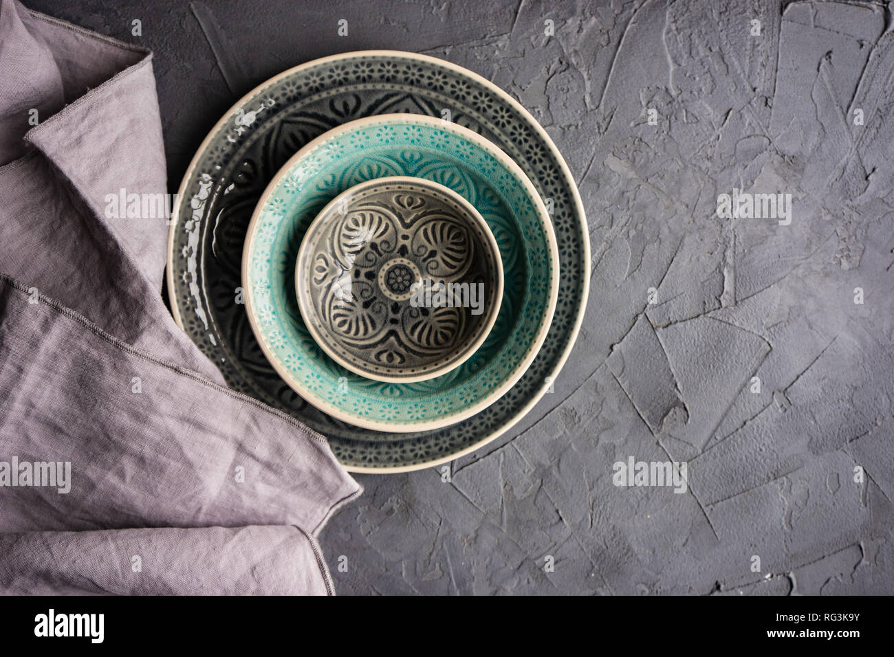 Different size plates hi-res stock photography and images - Alamy