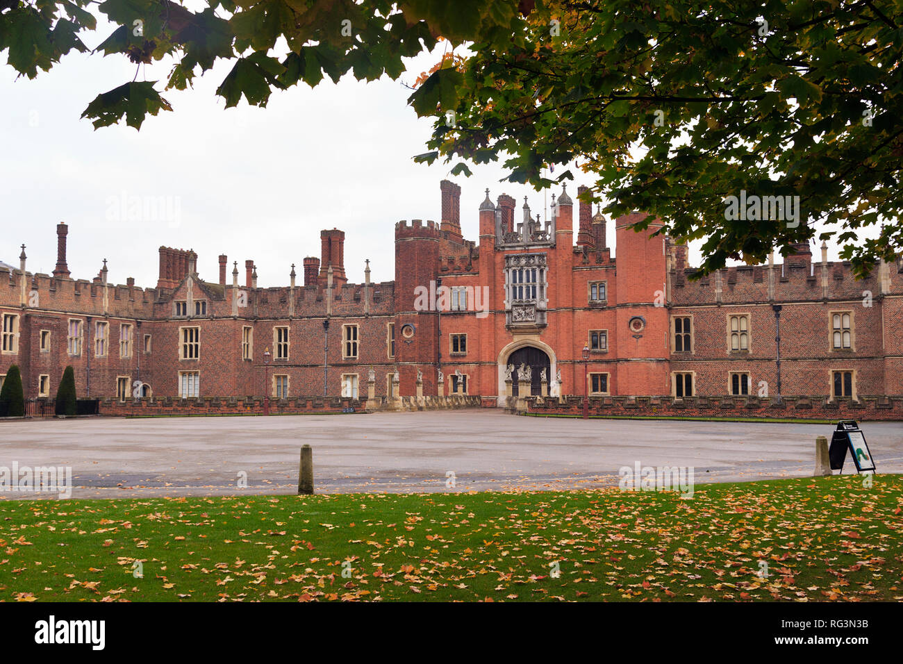 Hampton Court Palace Frontage Stock Photo - Alamy