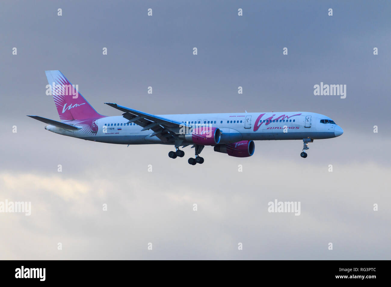 Pink airplane hi-res stock photography and images - Alamy