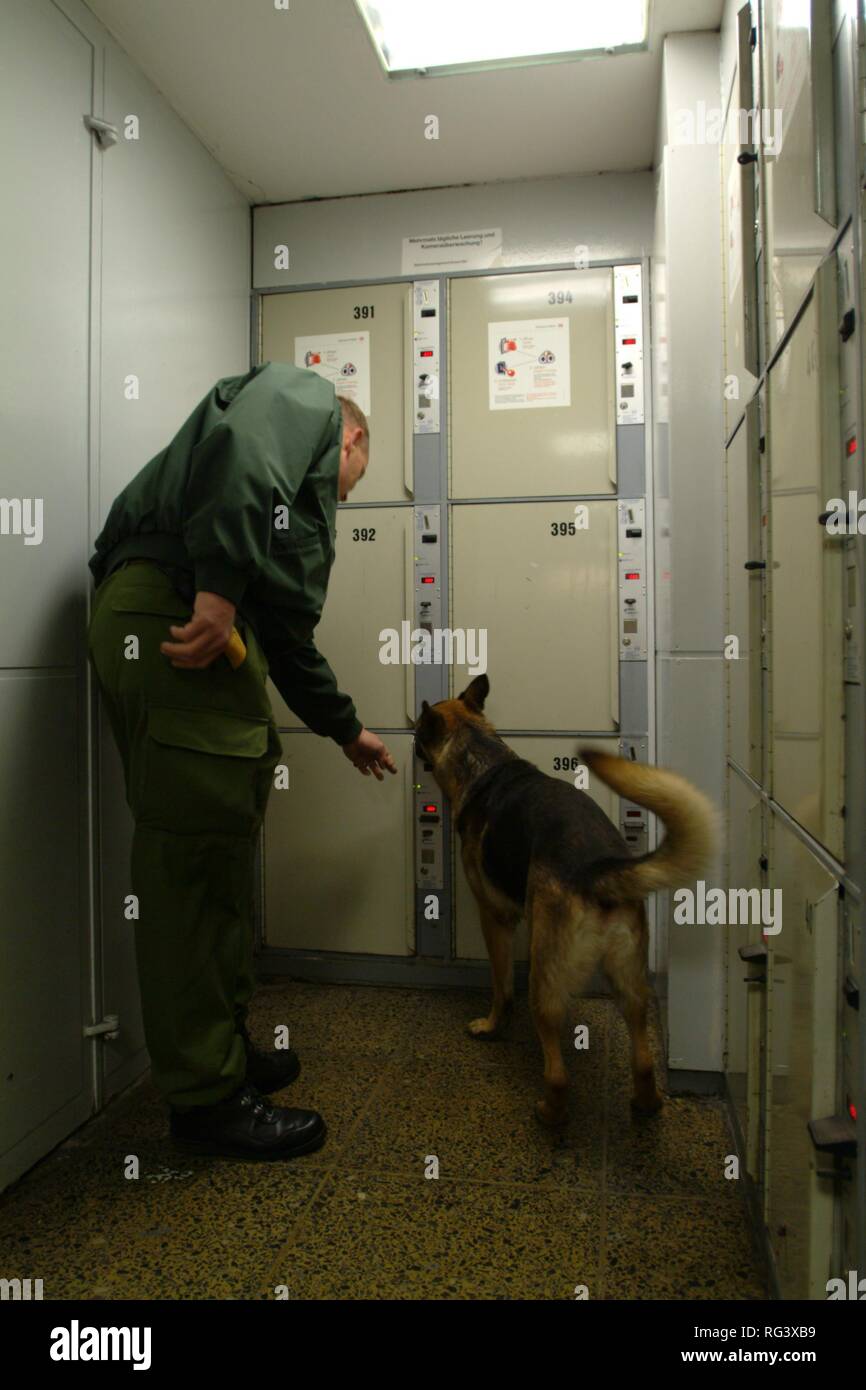DEU, Germany, NRW: Search for explosive devices. Special dog/officer ...