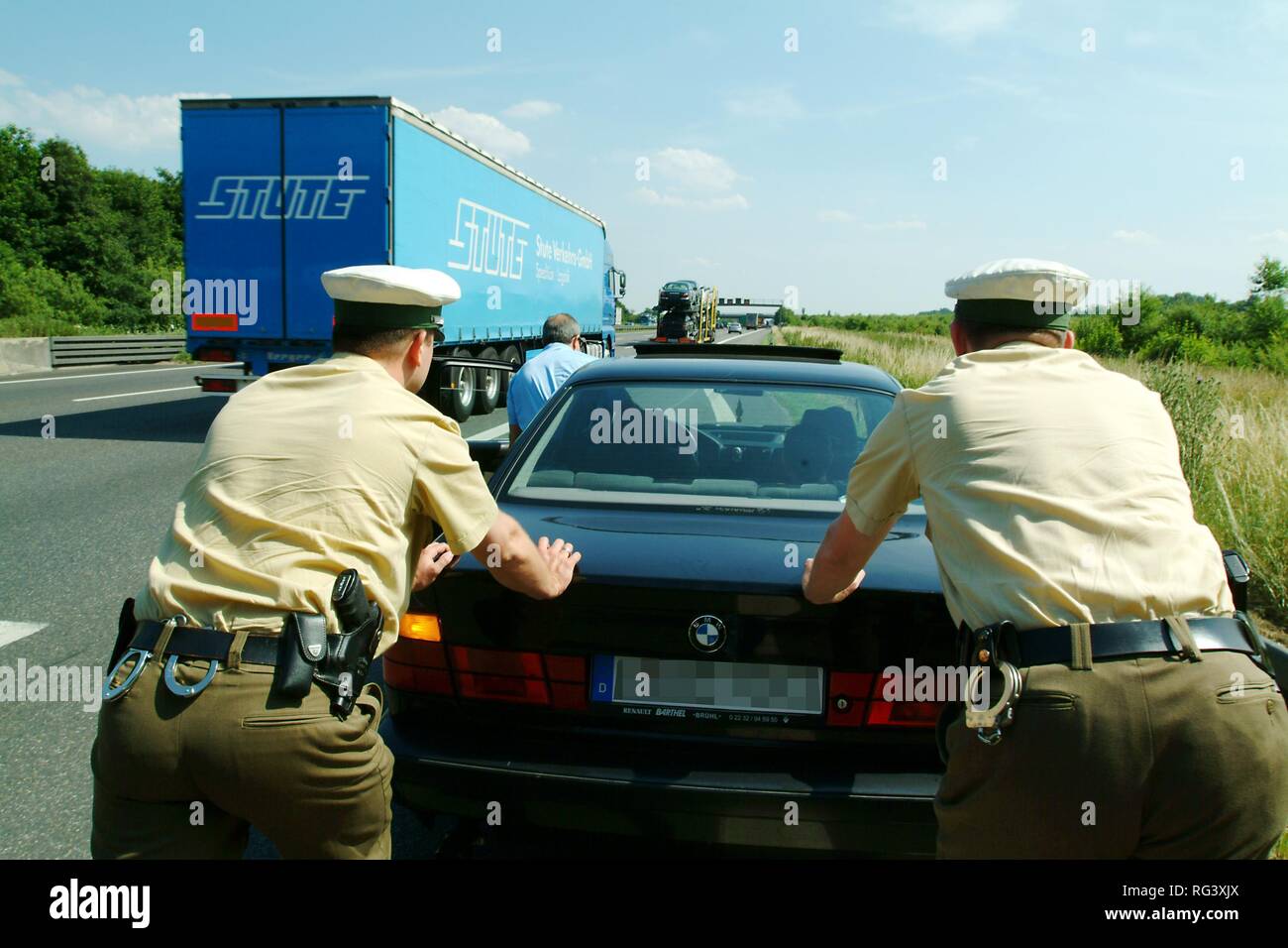 Policemen helping a car driver a hi-res stock photography and images ...