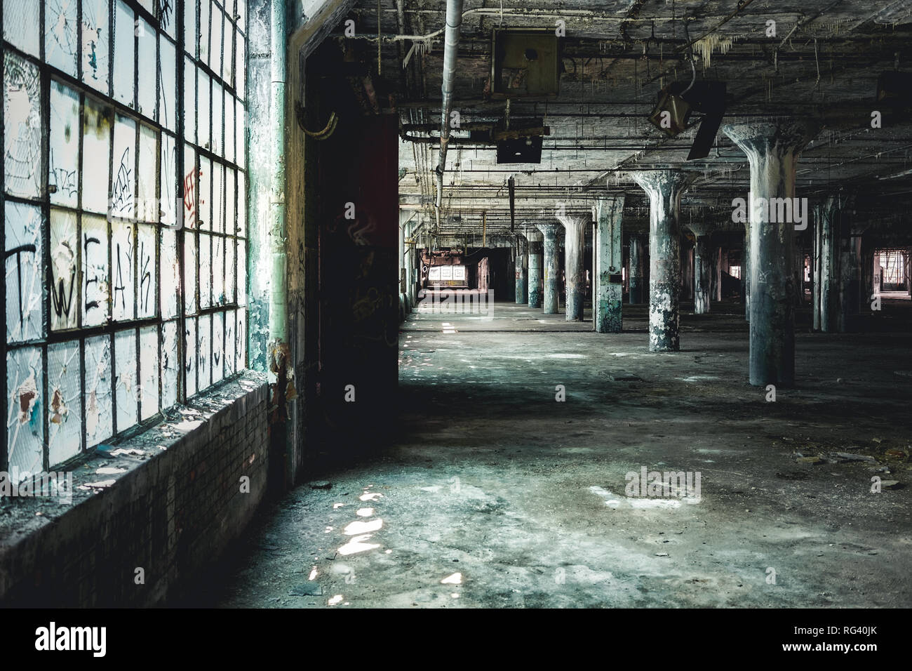 Rundown street in downtown detroit hi-res stock photography and images ...