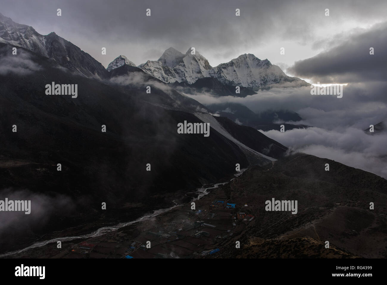 Ama Dablam - a mountain in the Himalaya range of eastern Nepal Stock ...