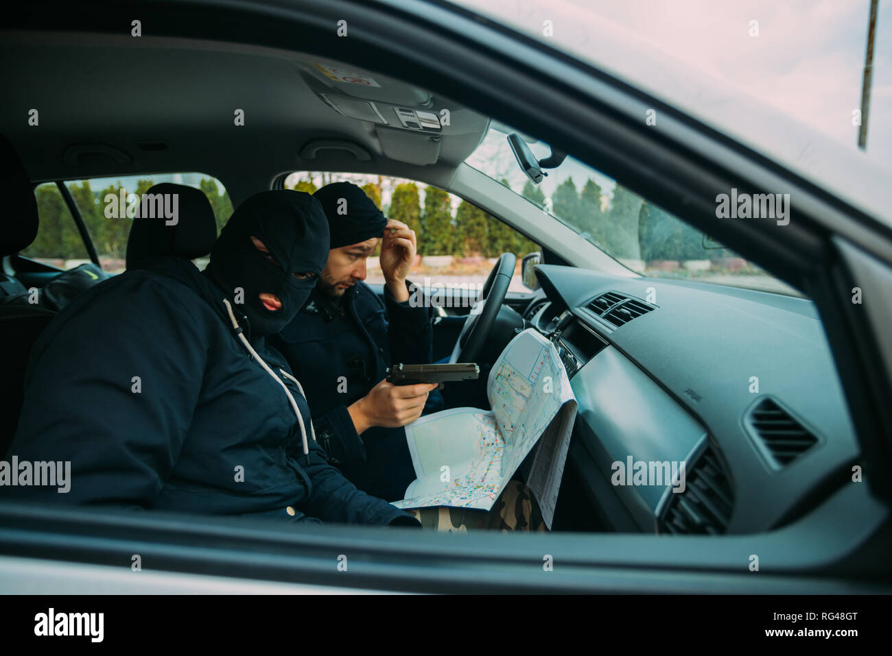 Gangster pointing with their guns at the camera Stock Photo - Alamy