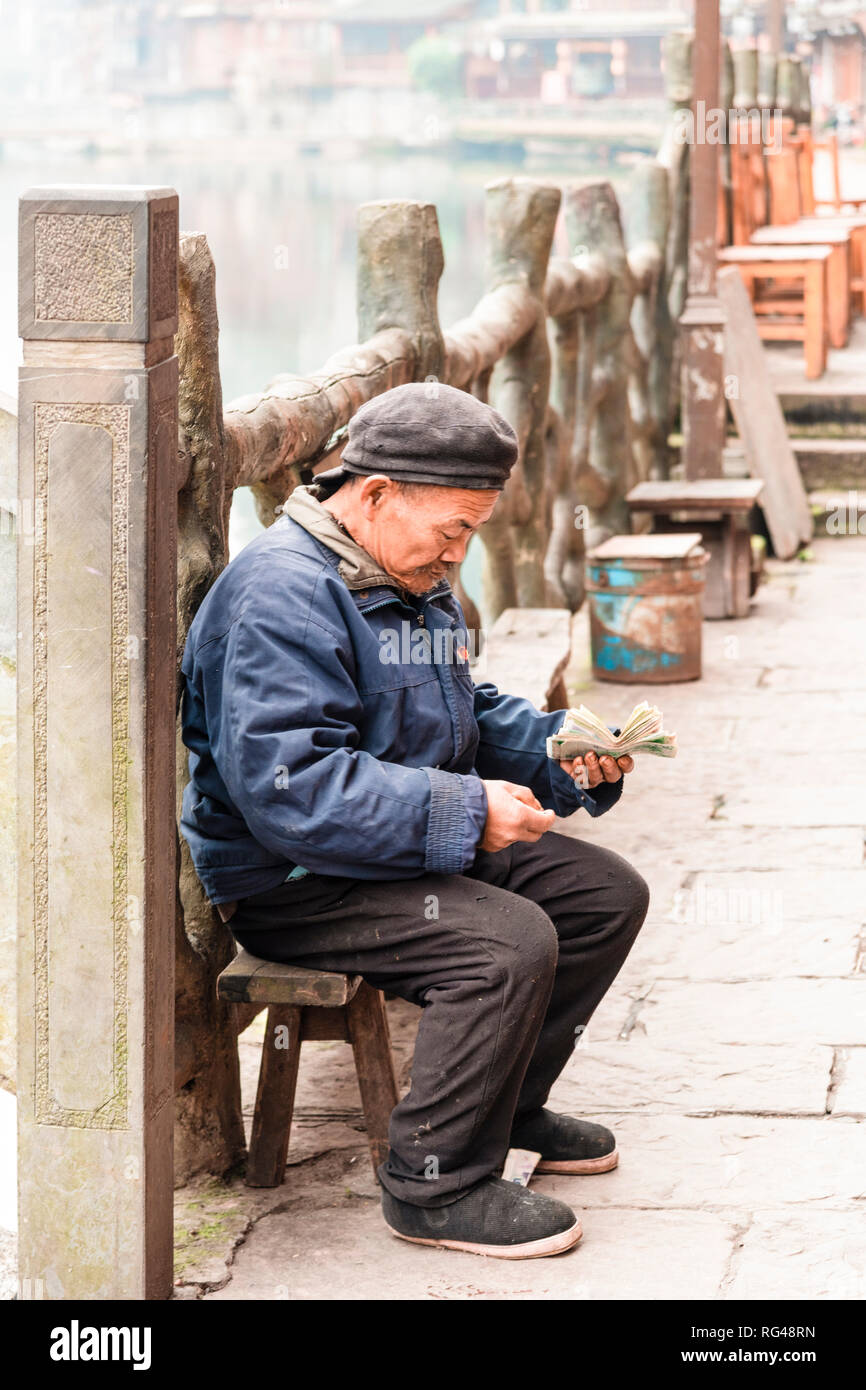 Old chinese sitting on a bench hi-res stock photography and images - Alamy