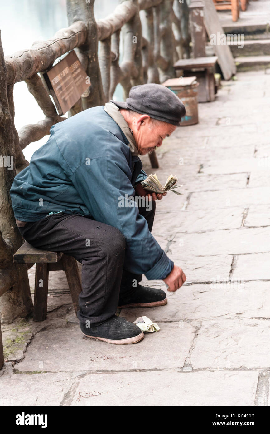 Old chinese sitting on a bench hi-res stock photography and images - Alamy