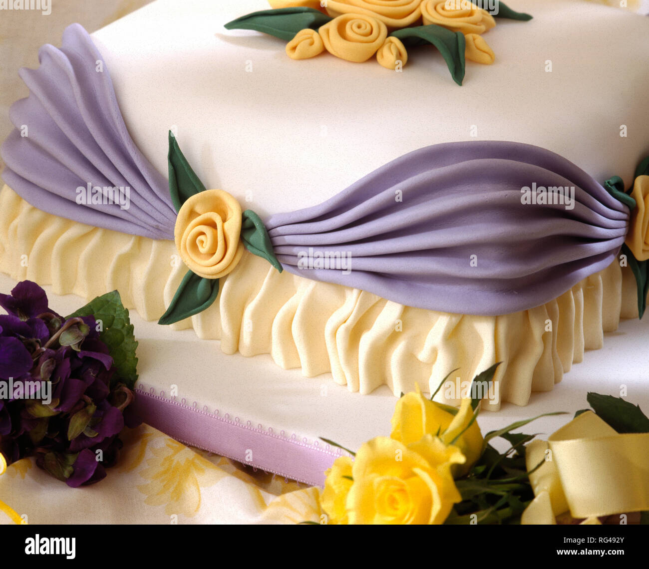 Yellow icing are making hi-res stock photography and images - Alamy