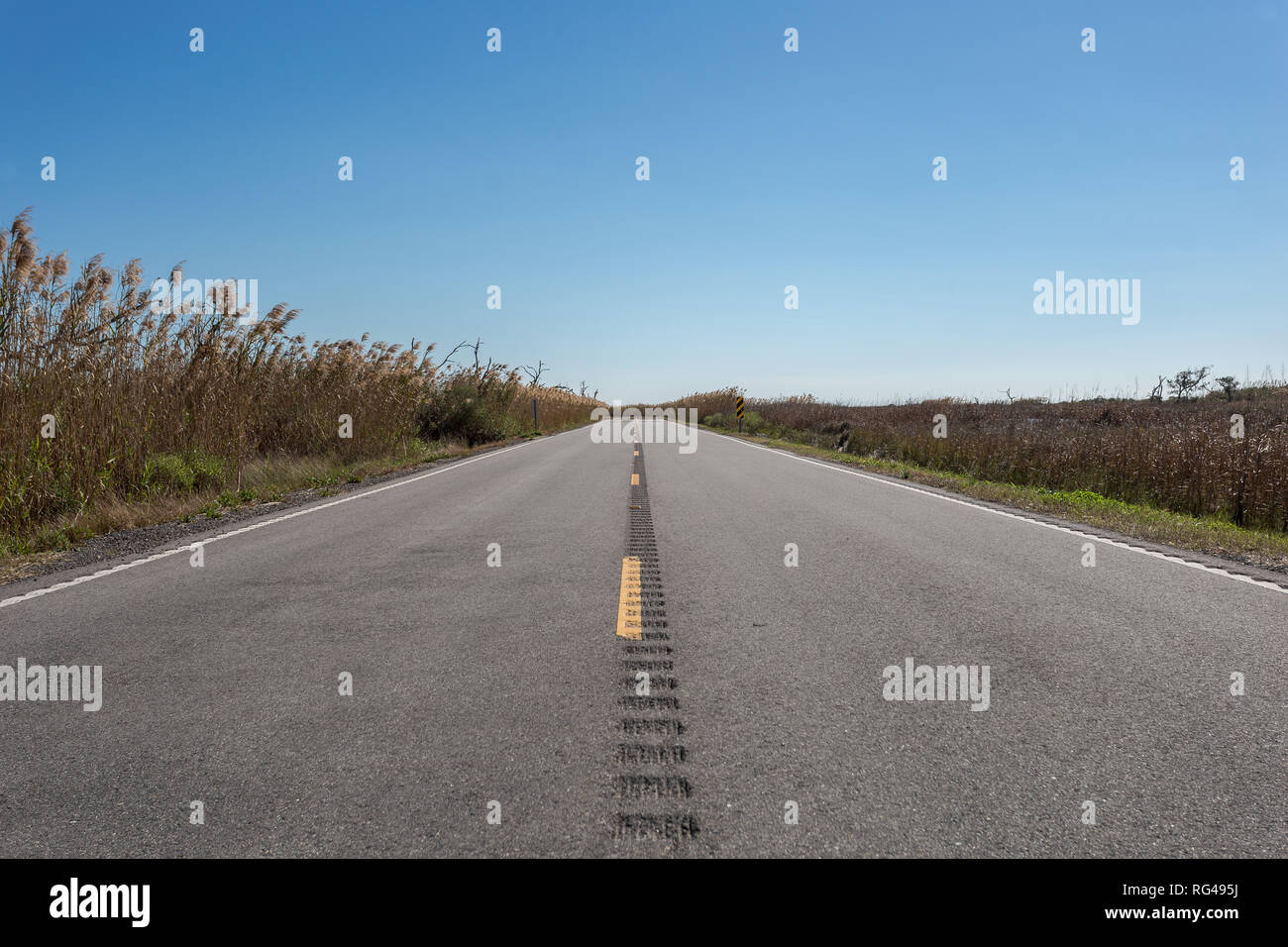Long straight roadway hi-res stock photography and images - Alamy
