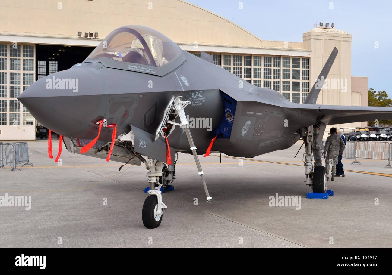 A U.S. Air Force F-35 Joint Strike Fighter (Lightning II) jet at ...
