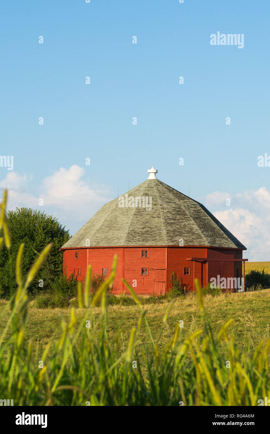 Red barn with tall grass hi-res stock photography and images - Alamy