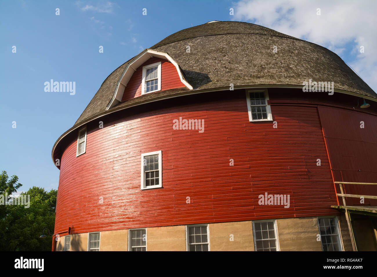 Exterior of Ryan's Round Barn in Johnson Sauk State Park. Kewanee ...