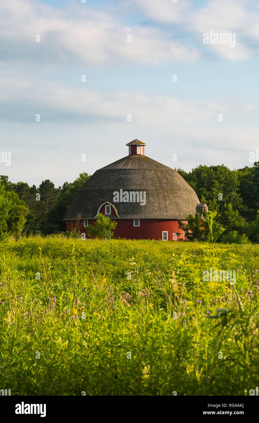 Round red barn with meadow and beautiful skies. Kewanee, Illinois, USA ...