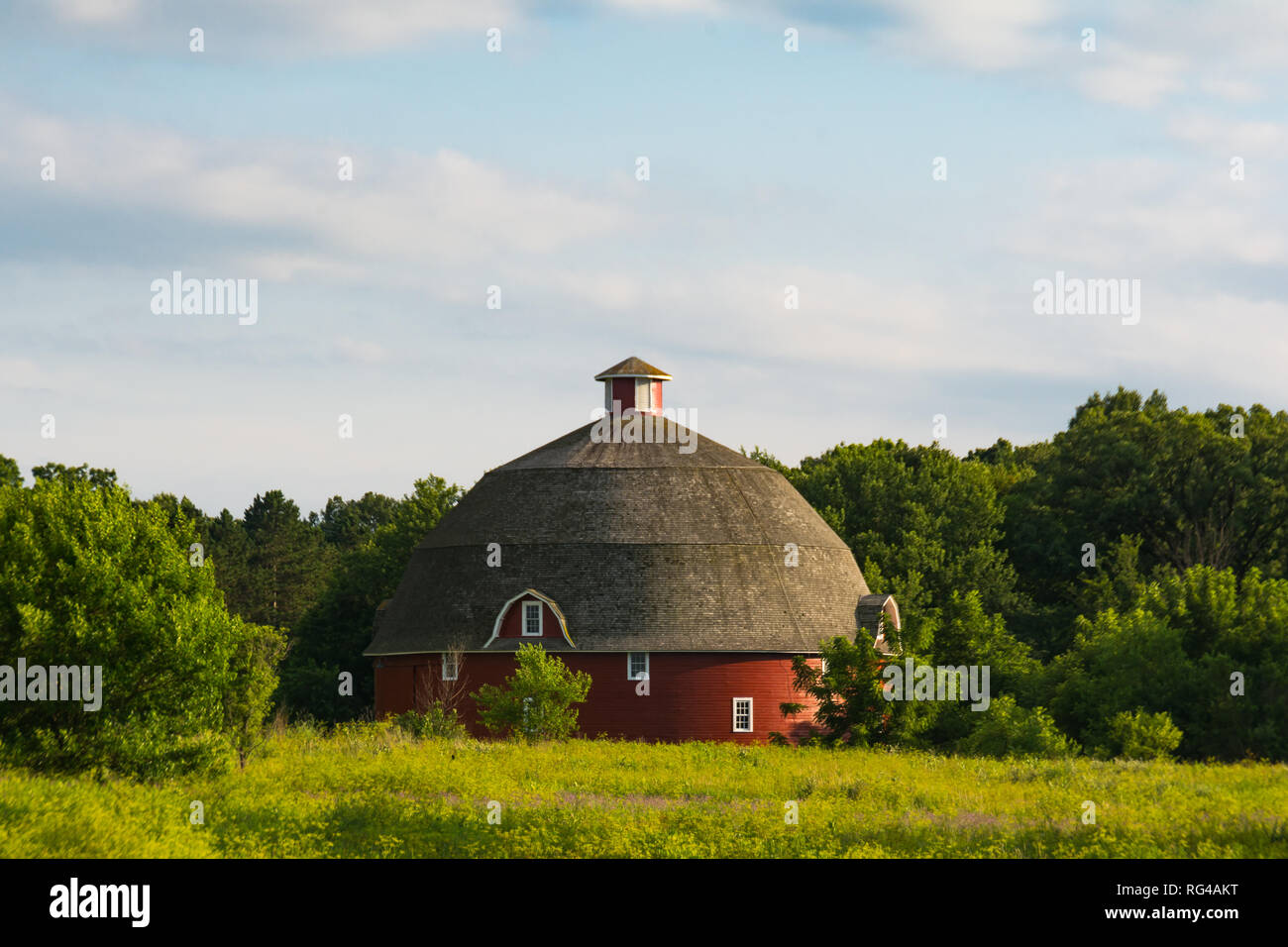 Round red barn with meadow and beautiful skies. Kewanee, Illinois, USA ...