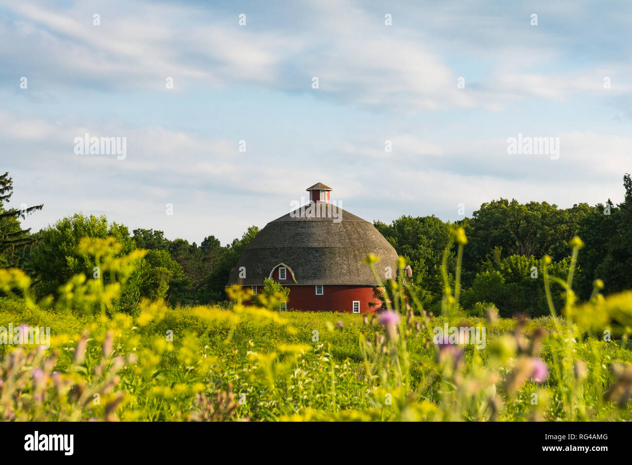 Round red barn with meadow and beautiful skies. Kewanee, Illinois, USA ...