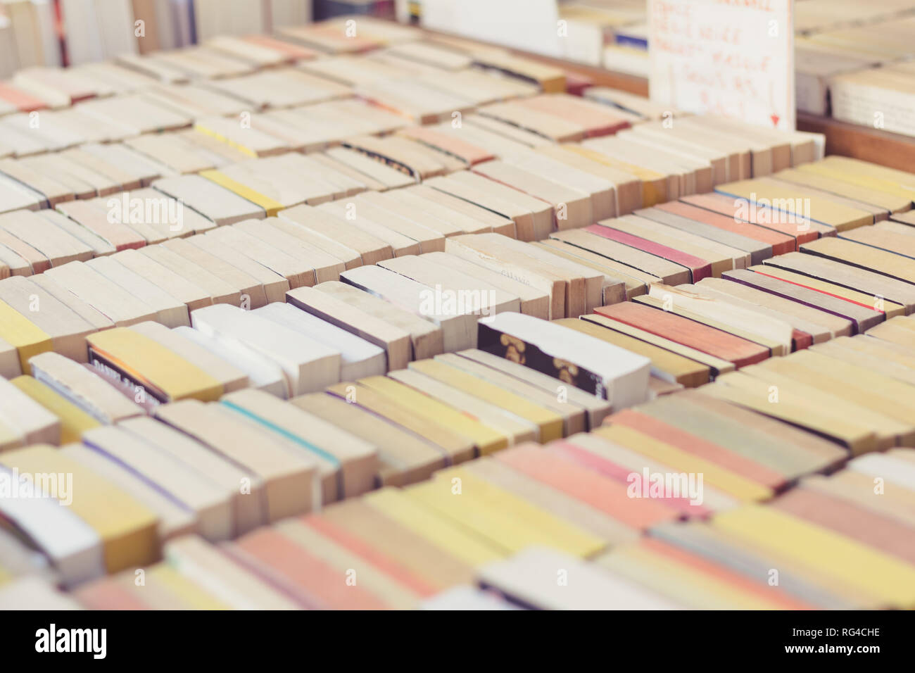 Bookstore showcase hi-res stock photography and images - Alamy