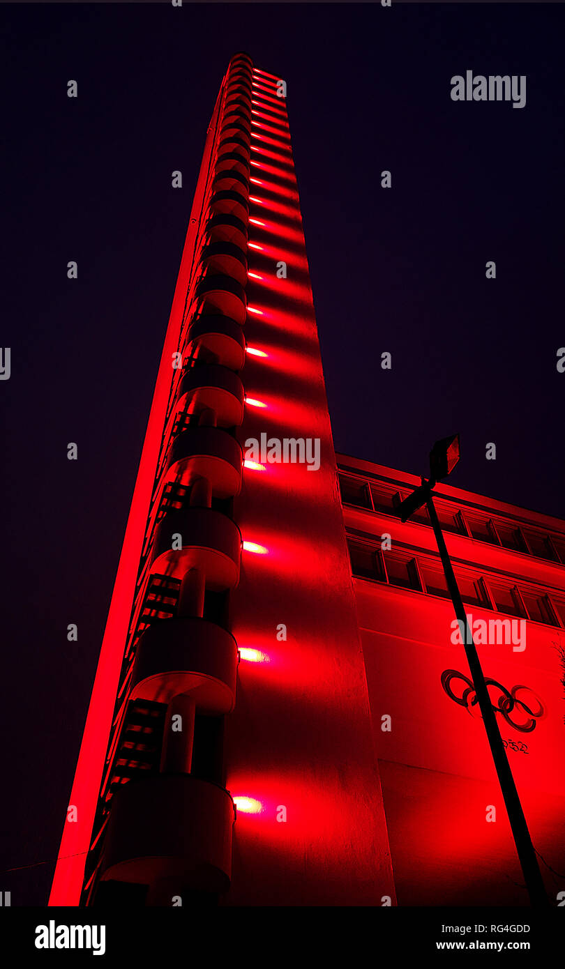 Red stadium light tower hi-res stock photography and images - Alamy