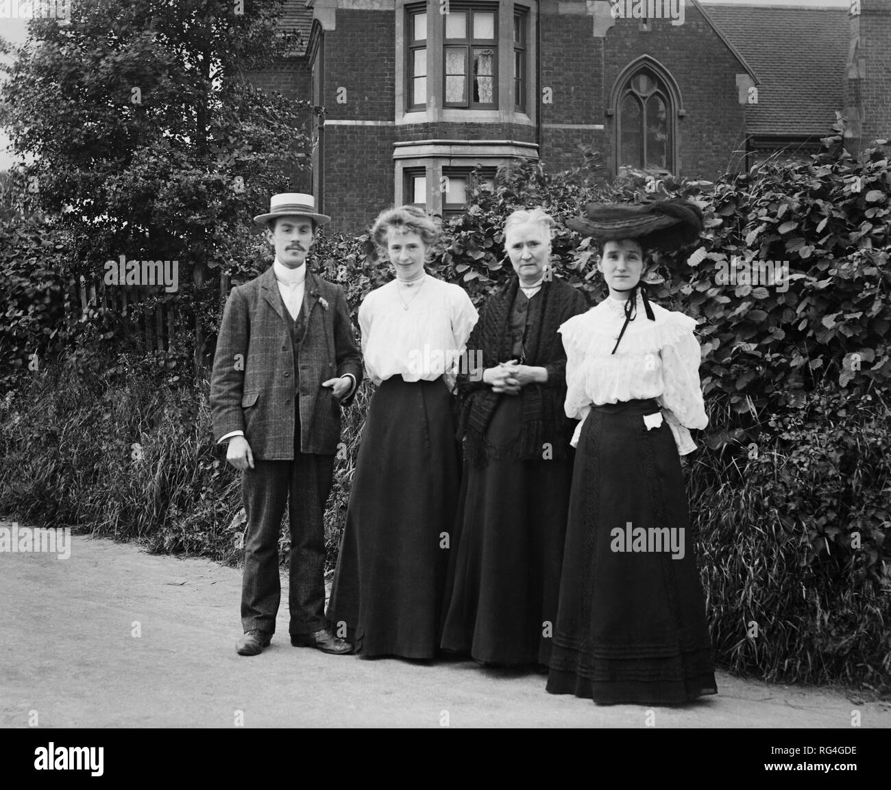 Edwardian family circa 1905 hi-res stock photography and images - Alamy