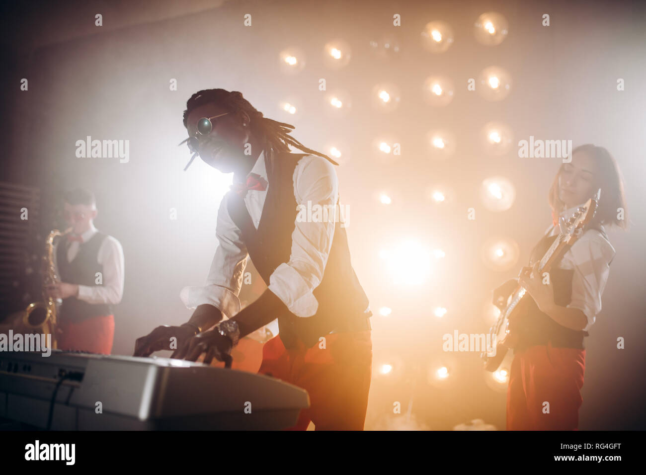 Singing playing guitar music celebrity hi-res stock photography and ...