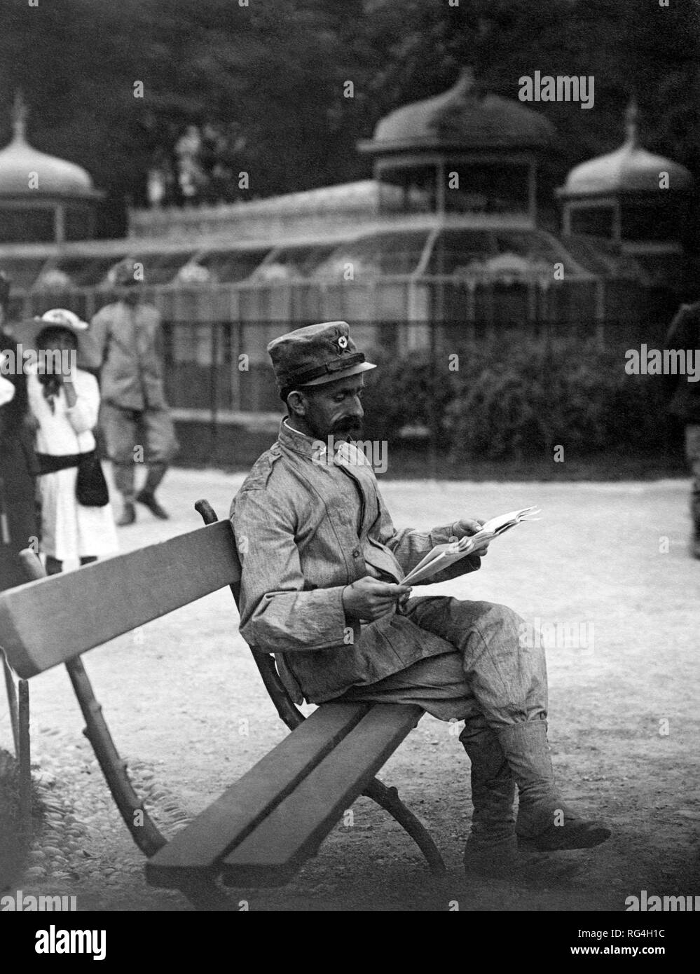 Soldier newspaper Black and White Stock Photos & Images - Alamy