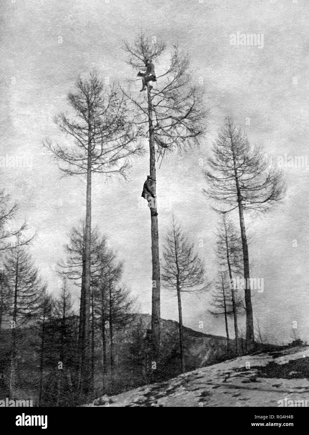 Soldiers on the lookout for Black and White Stock Photos & Images - Alamy