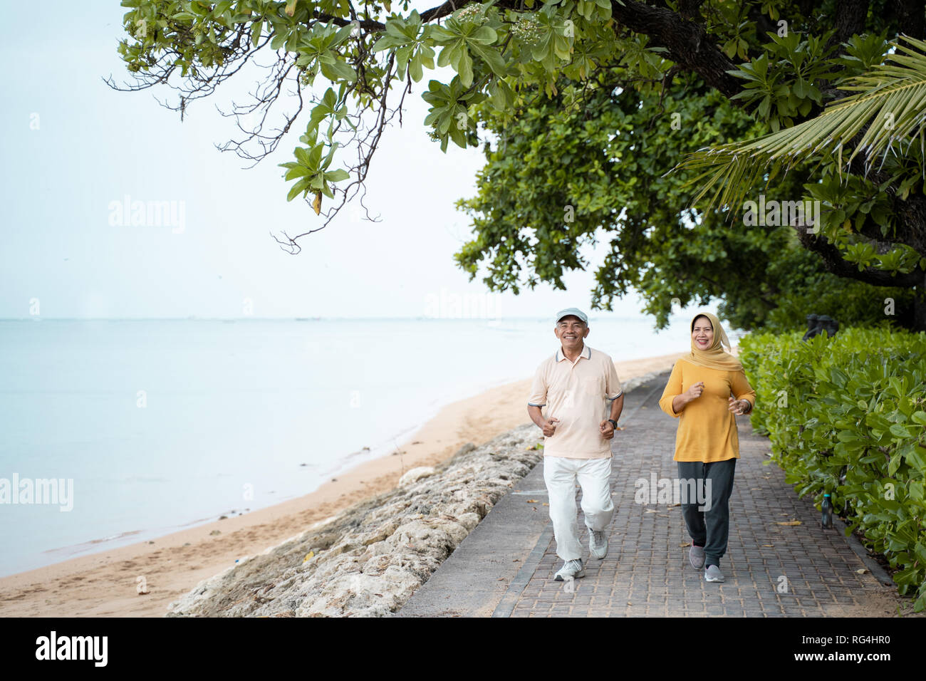 Elderly muslim couple hi-res stock photography and images - Alamy