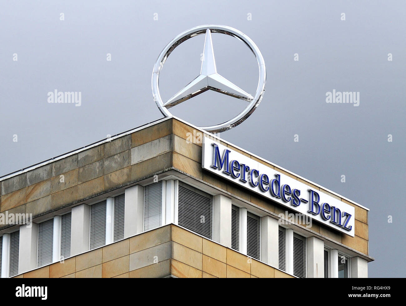 Mercedes benz with company logo hi-res stock photography and images - Alamy