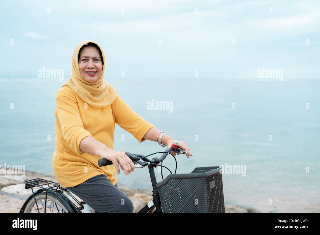 Elderly lady riding bicycle hi-res stock photography and images - Alamy