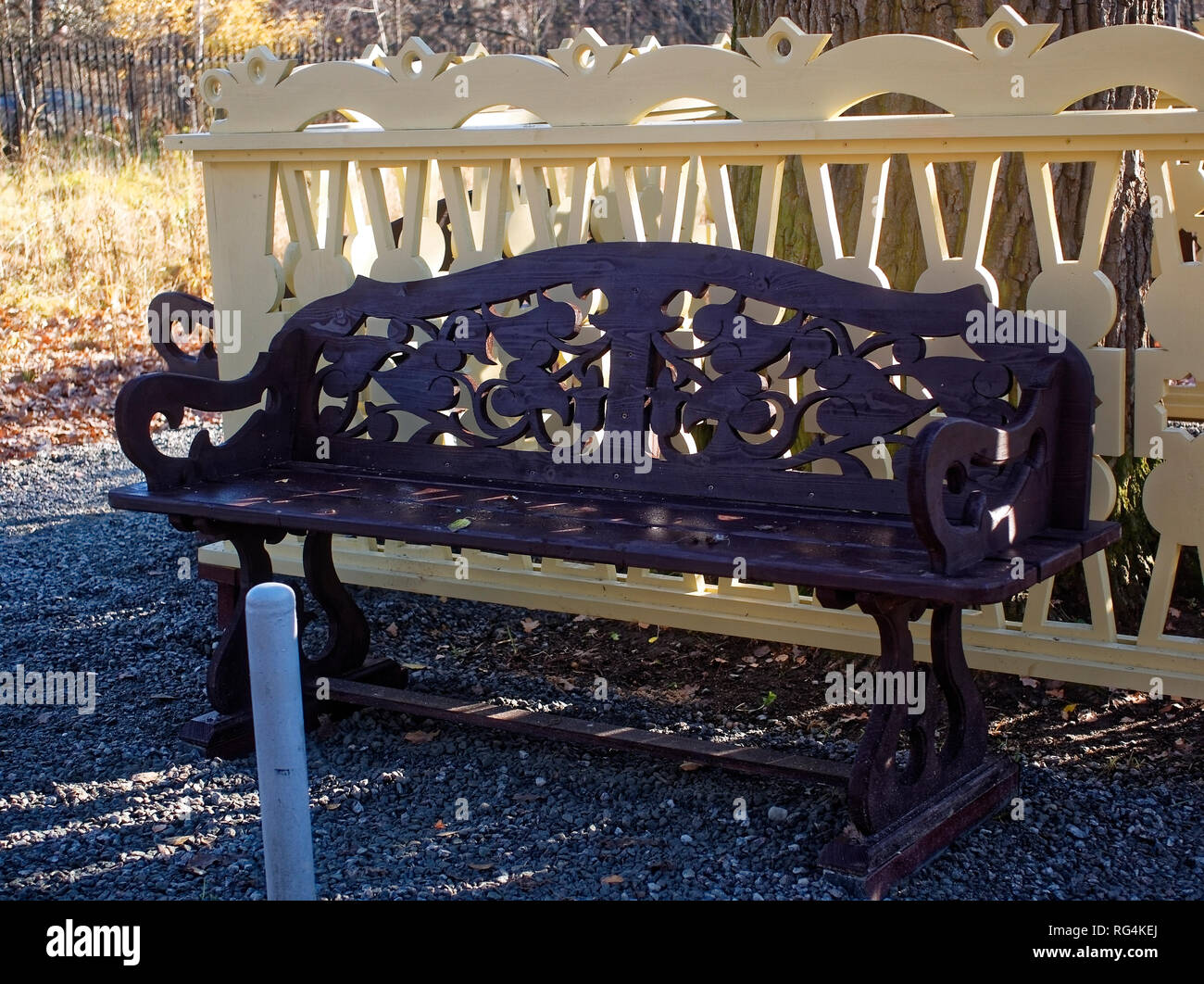 Autumn scene park bench background hi-res stock photography and images ...