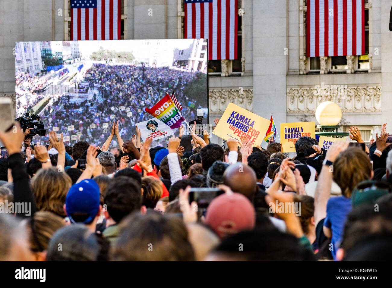 Crowd cheering rally hi-res stock photography and images - Alamy