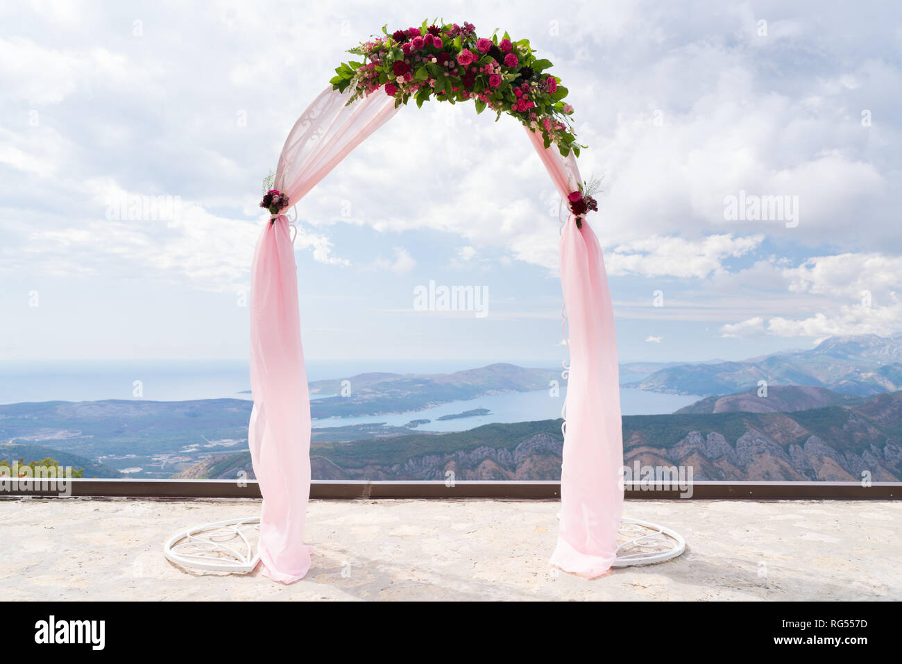 Wedding arch flowers hi-res stock photography and images - Alamy