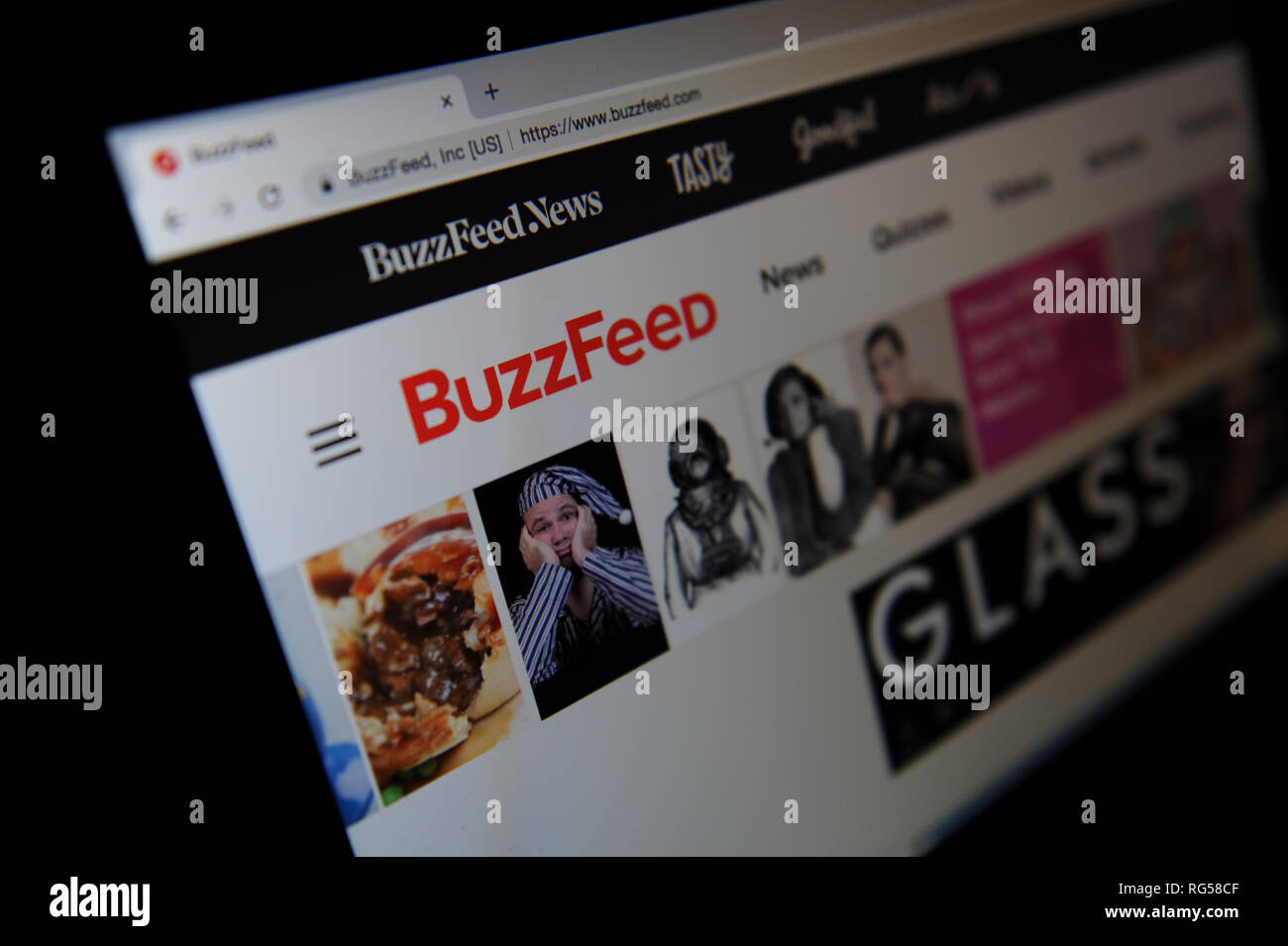 Buzzfeed screen hi-res stock photography and images - Alamy