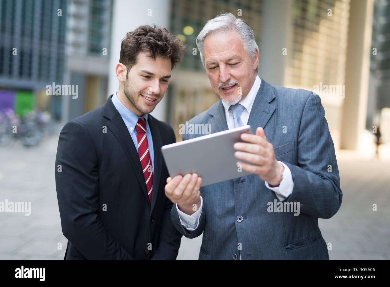 Business people tablet Stock Photo - Alamy