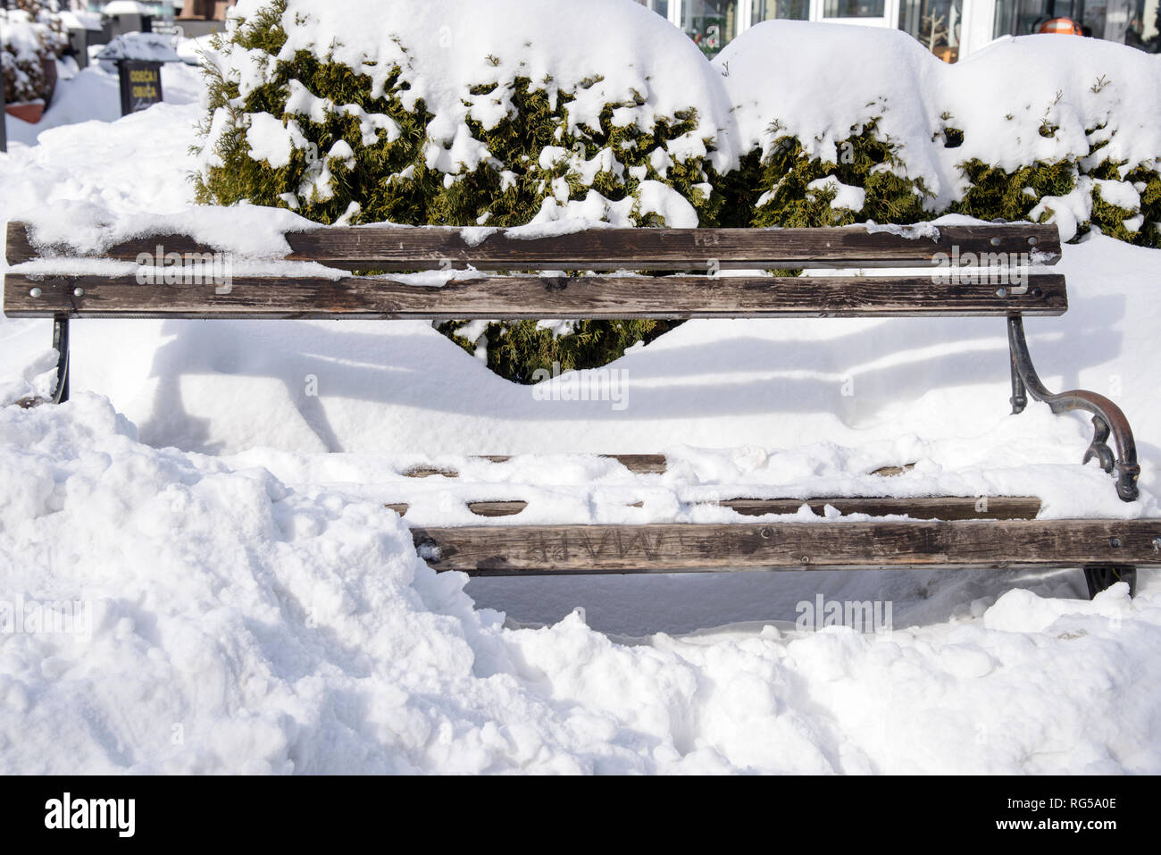 Snowy bench cloud hi-res stock photography and images - Alamy