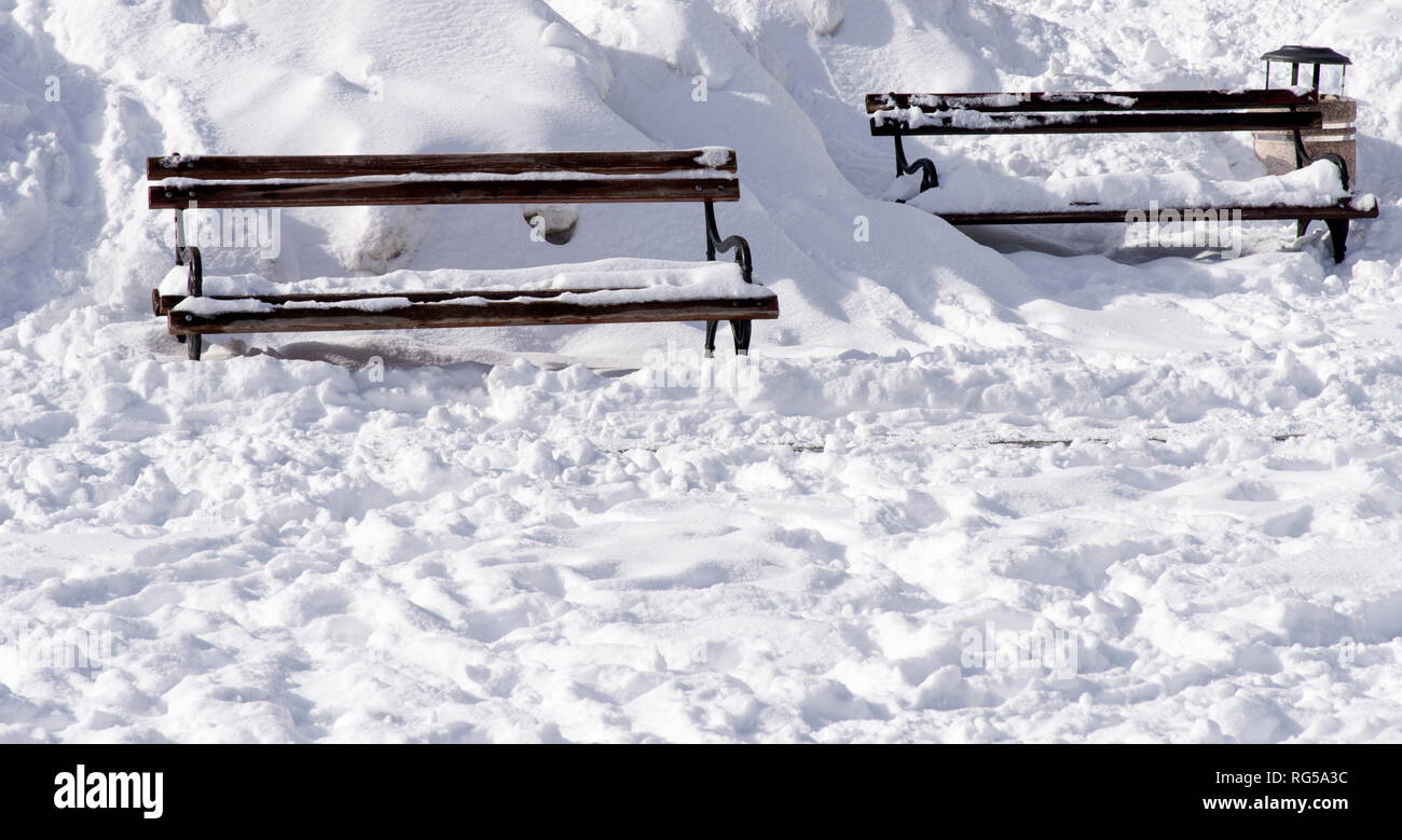 Snowy bench cloud hi-res stock photography and images - Alamy