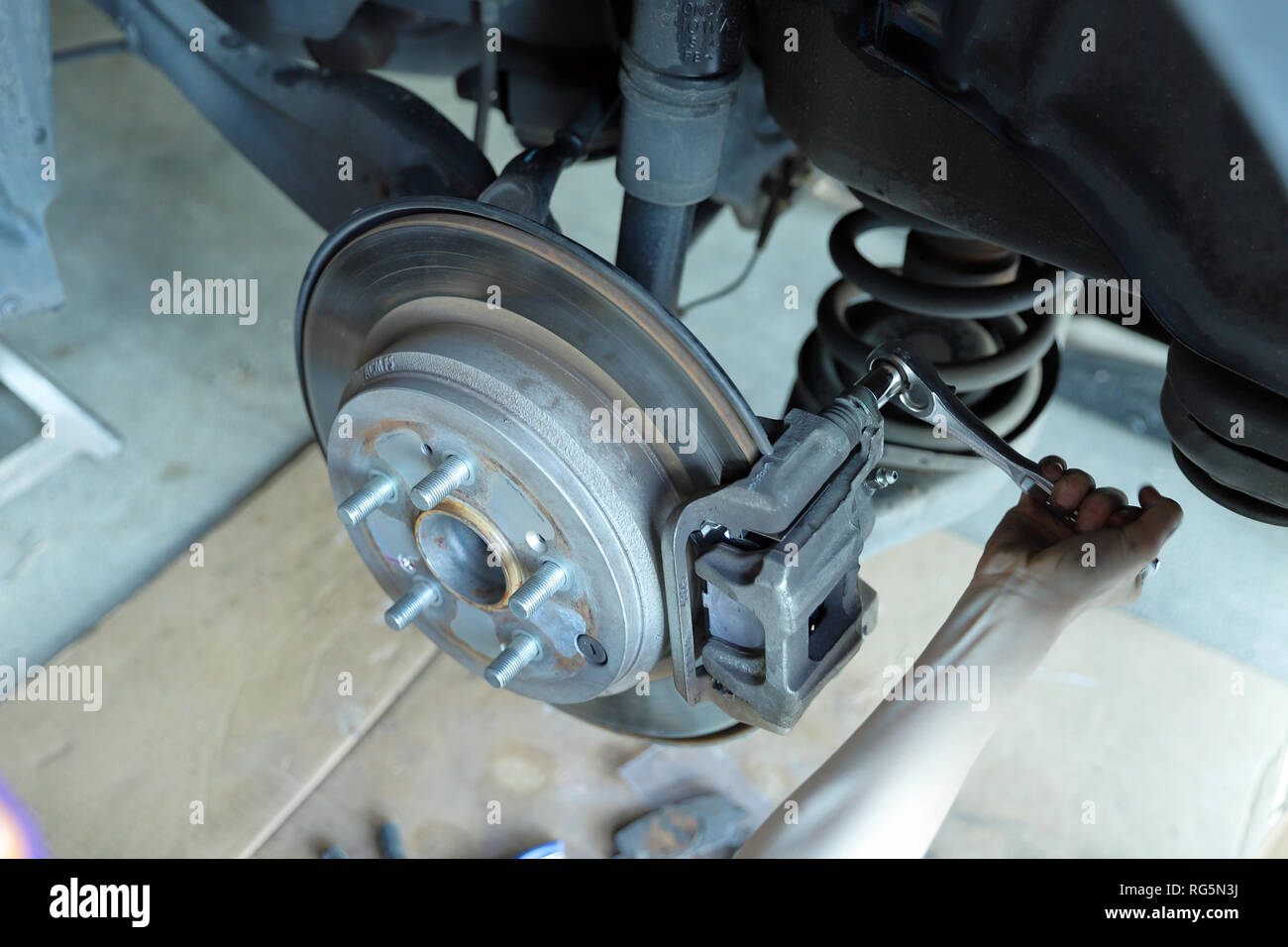 Vehicle disc brakes, rotor, caliper, and pads Stock Photo - Alamy