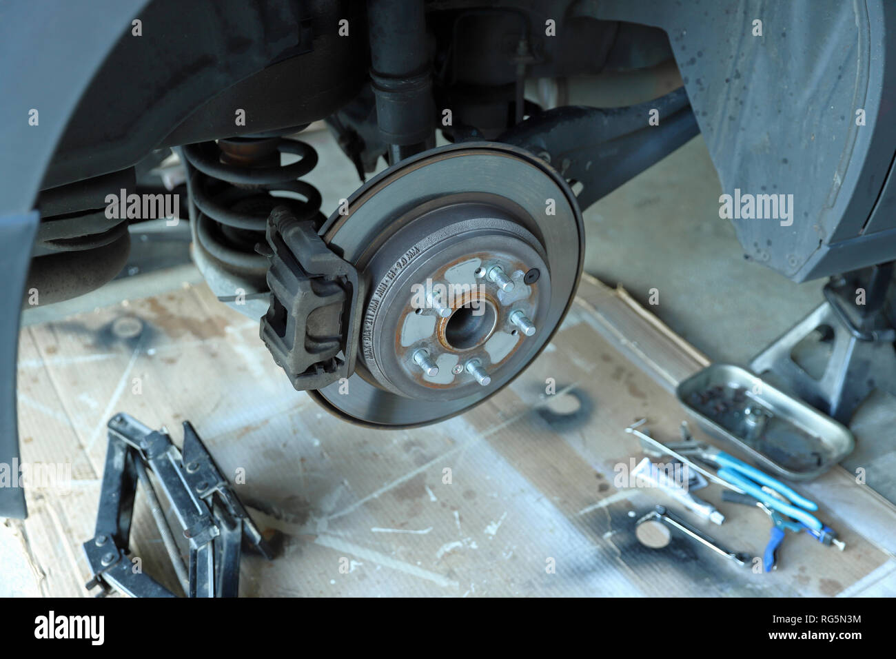 Vehicle disc brakes, rotor, caliper, and pads Stock Photo - Alamy