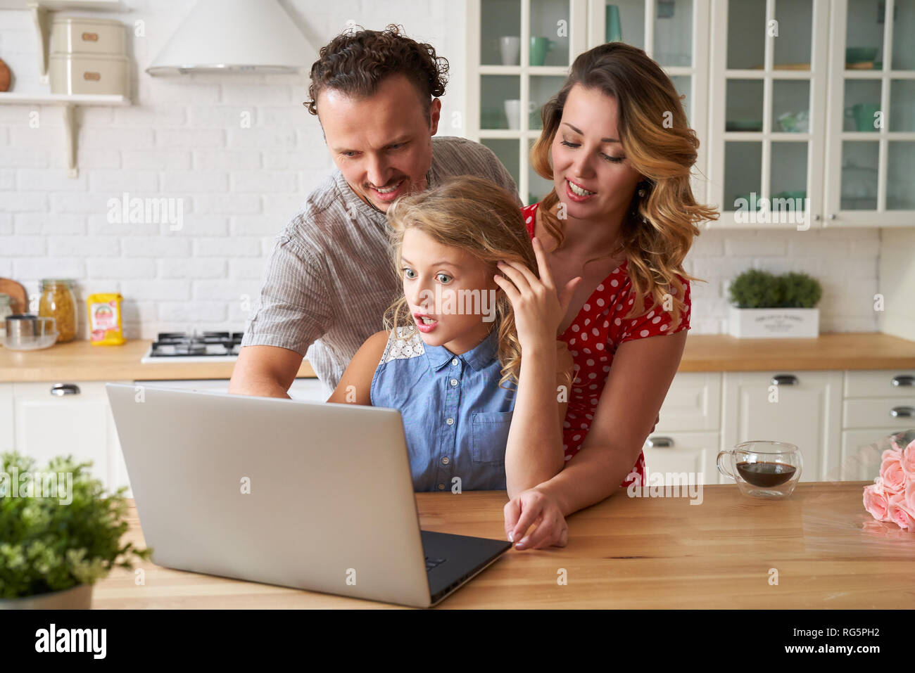 Family internet hi-res stock photography and images - Alamy