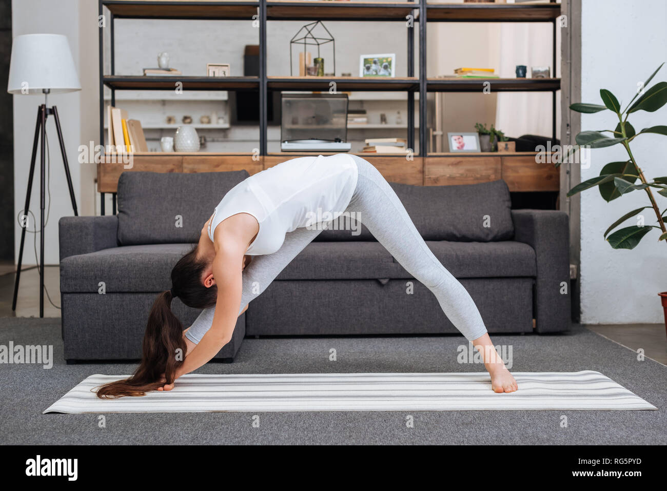 Side stretch pose hi-res stock photography and images - Alamy