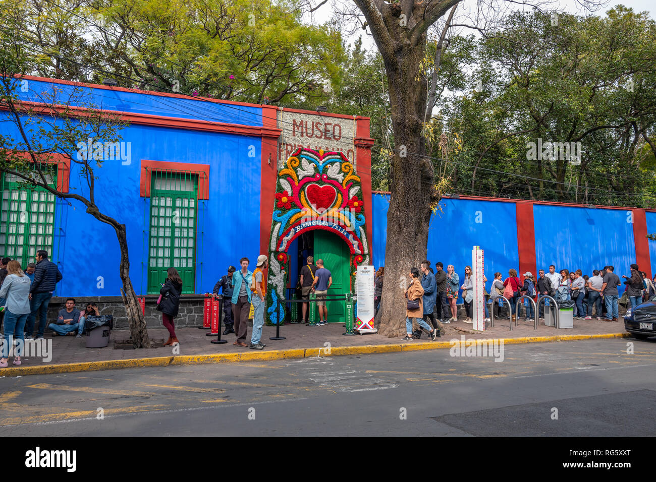 Frida kahlo blue house rivera hi-res stock photography and images - Alamy