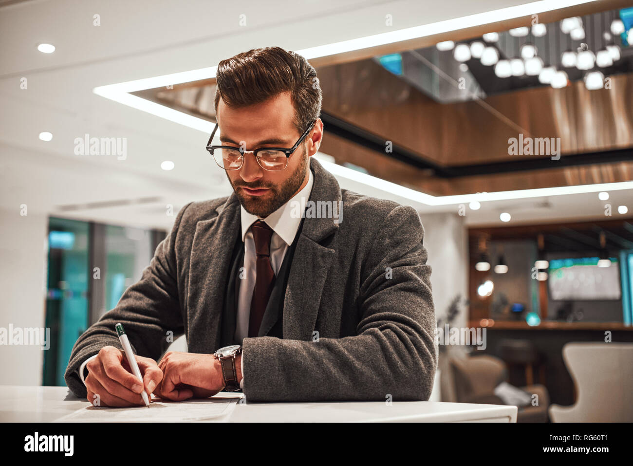 Hotel check in desk black hi-res stock photography and images - Alamy
