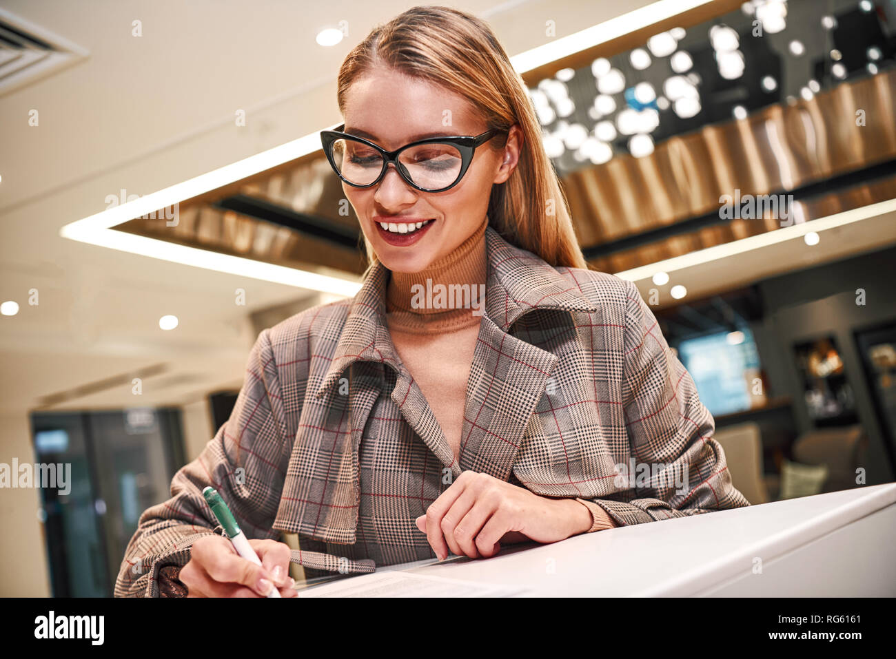 Front desk check in hi-res stock photography and images - Alamy