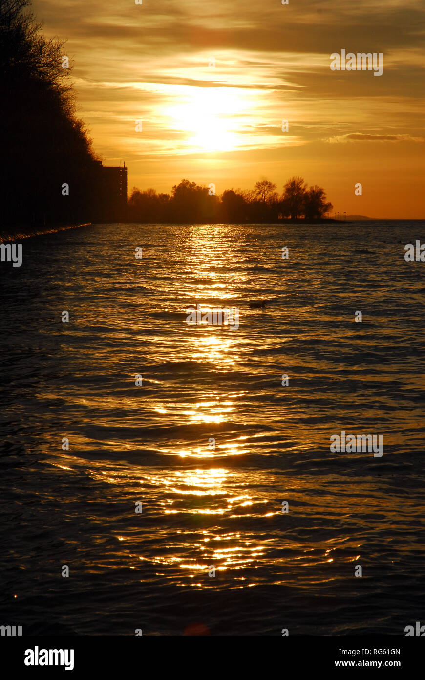 Sunset at Lake Balaton in Balatonföldvár, Hungary. Naplemente a ...